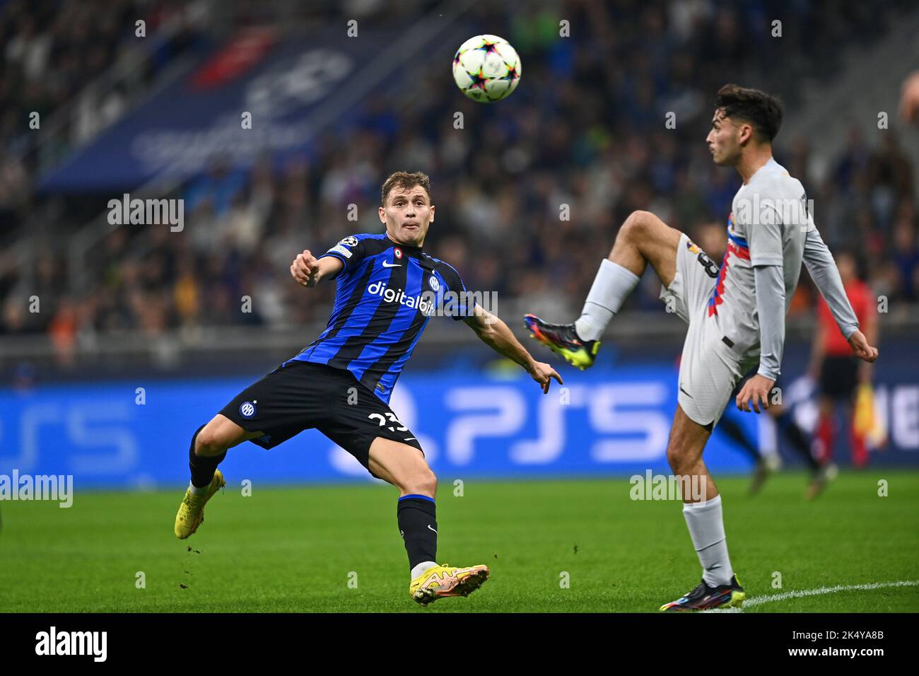 Milan, Italy. 4th October, 2022. Nicolo Barella (Inter)Pedri Gonzalez ...
