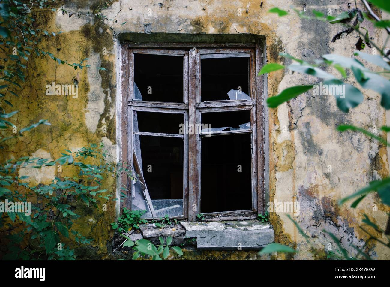 Broken window of shabby old house Stock Photo - Alamy
