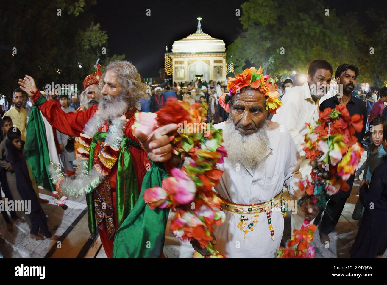 Lahore, Punjab, Pakistan. 4th Oct, 2022. Pakistani Muslim devotees ...