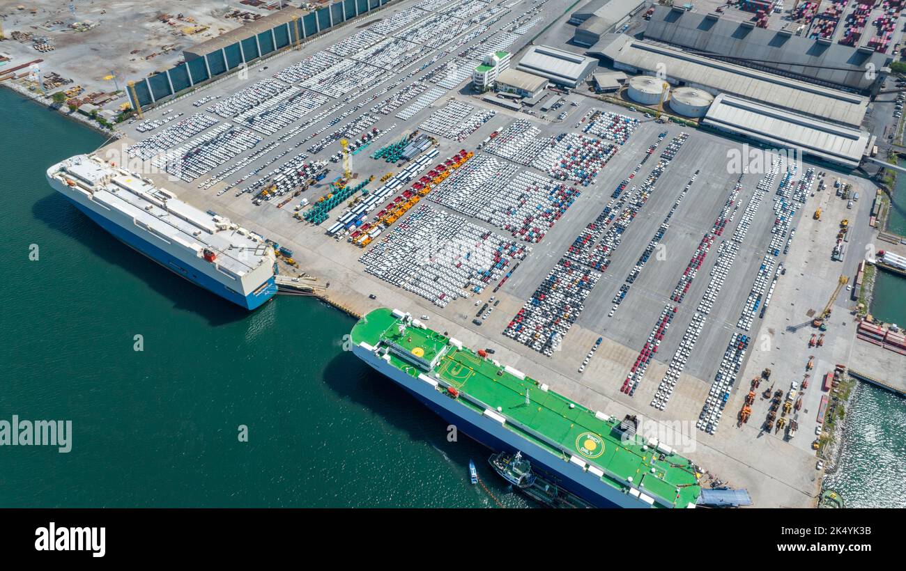 Many new cars running cargo ship, Ro-Ro Ship for import export shipping ...