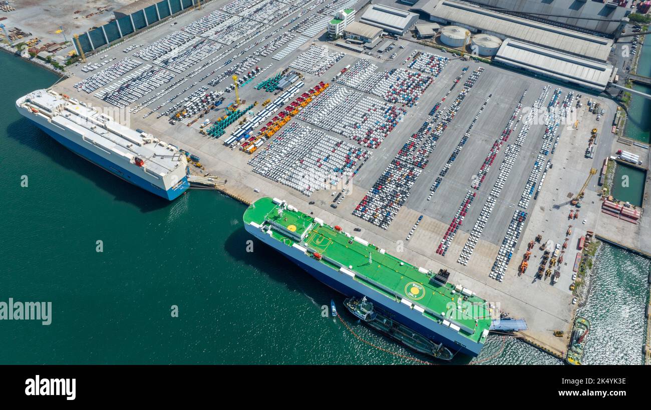 Many new cars running cargo ship, Ro-Ro Ship for import export shipping ...