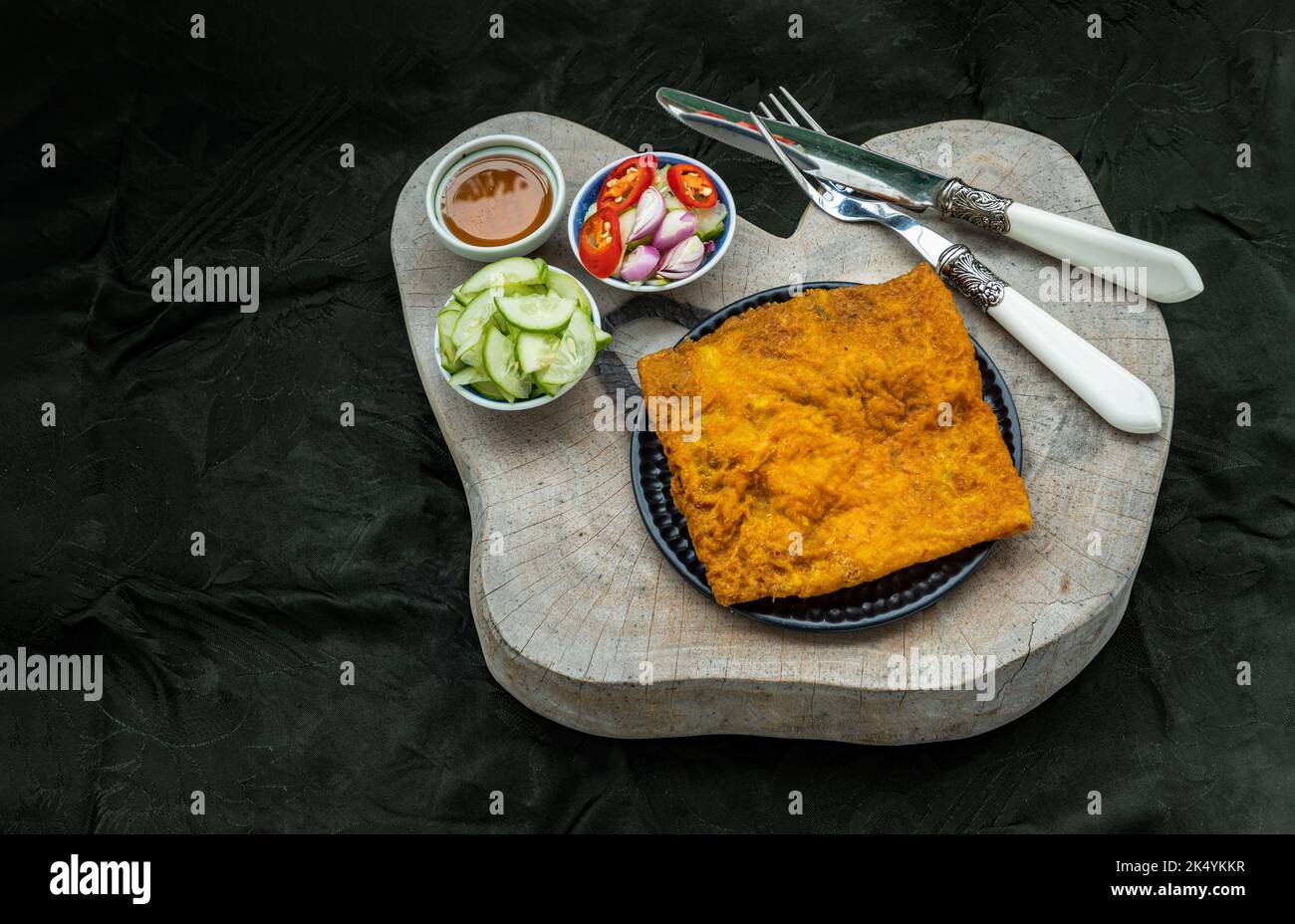 Crispy vietnamese savory crepe with prawns (Vietnamese stuffed crispy ...