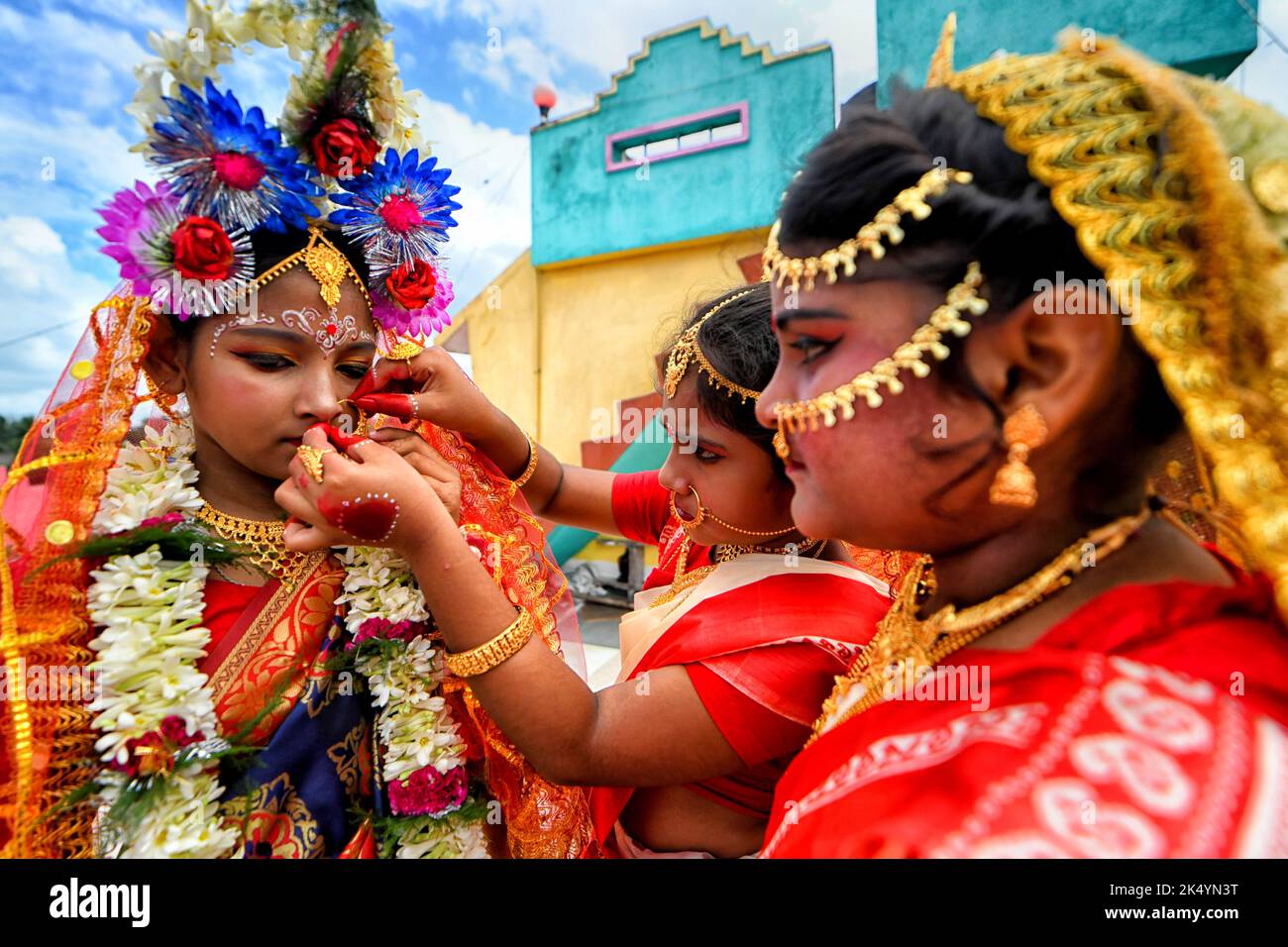 Kolkata, India. 04th Oct, 2022. Young girls seen getting ready for the ...
