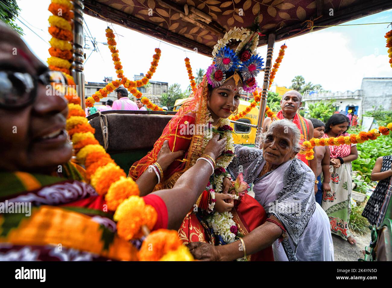 Kolkata, India. 04th Oct, 2022. Hindu devotees seen with the carriage ...