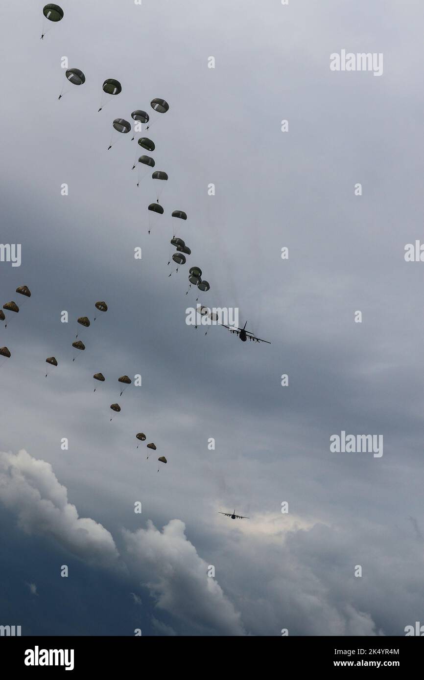 Paratroopers from 14 different nations descend onto Hechtelse Heide ...