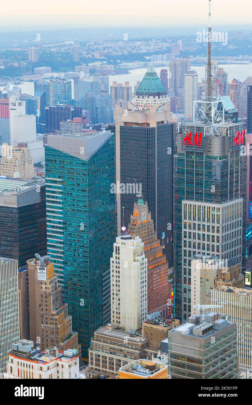 New York City highrise buildings including the H&M Building (4 Times ...