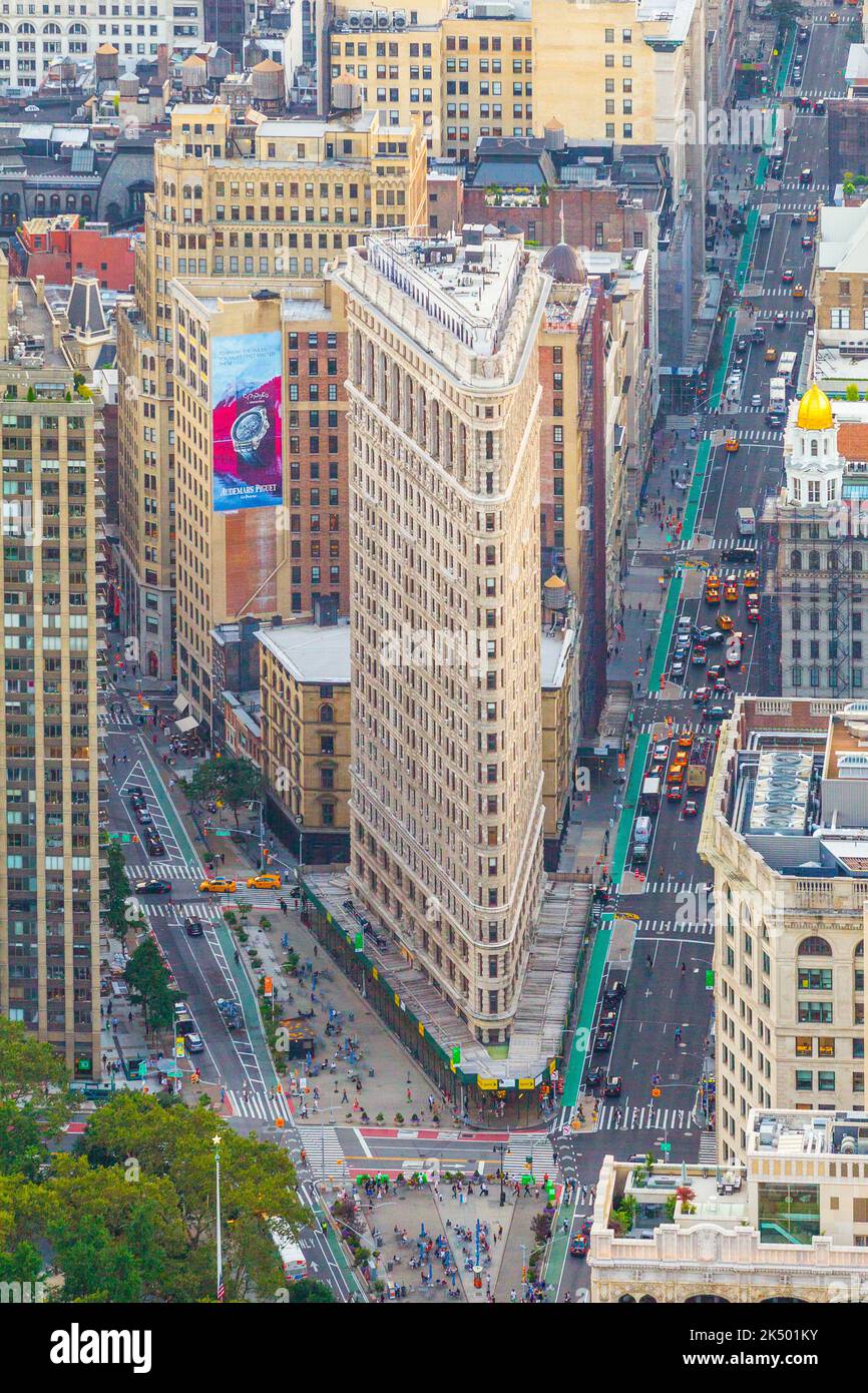 The distinctive 22-storey triangular highrise of the Flatiron Building ...