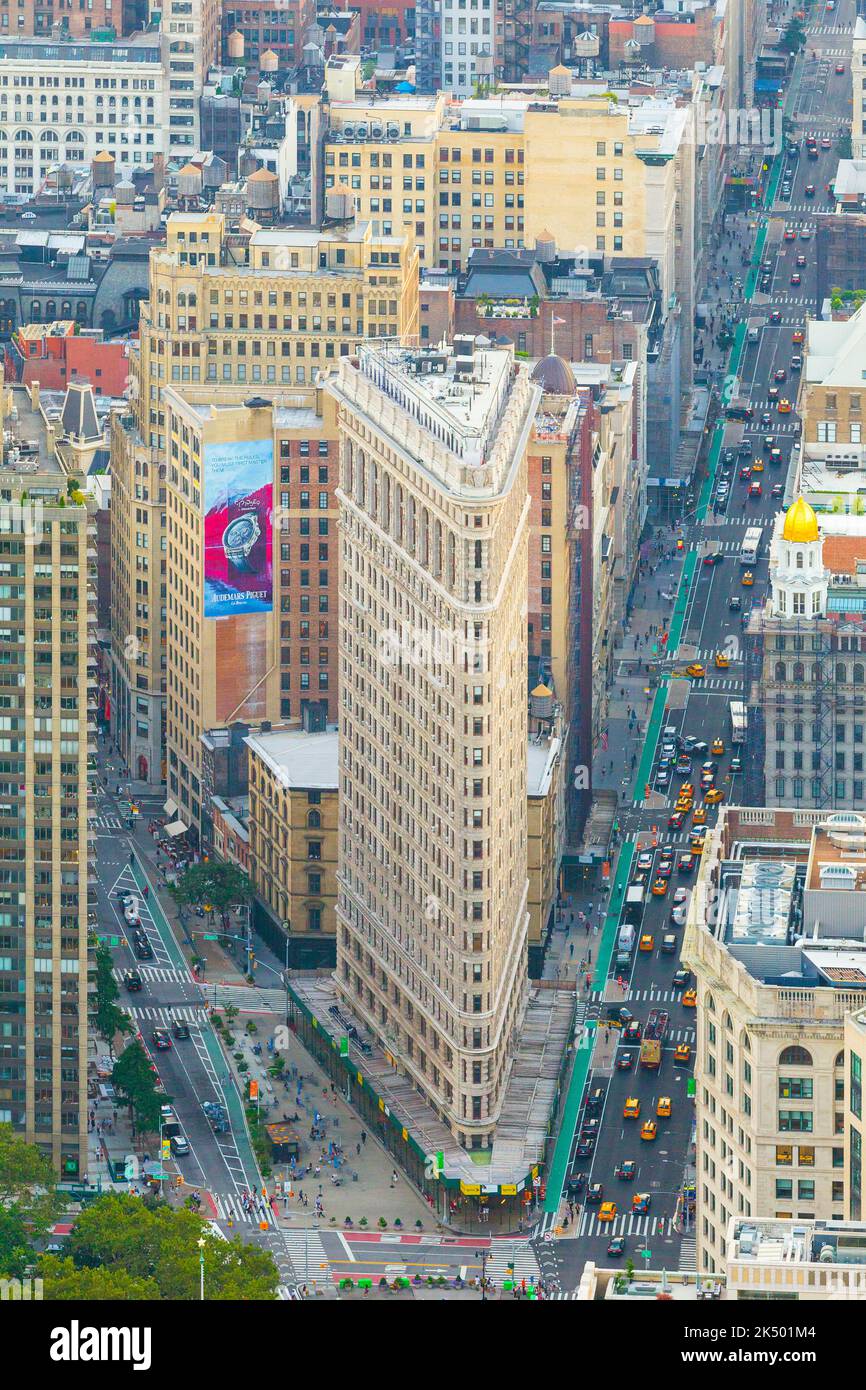The distinctive 22-storey triangular highrise of the Flatiron Building ...