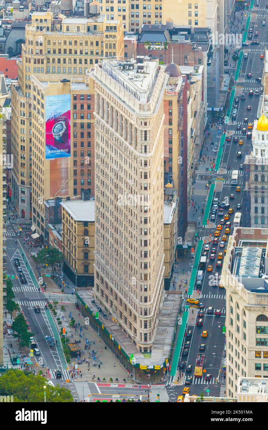 The distinctive 22-storey triangular highrise of the Flatiron Building ...