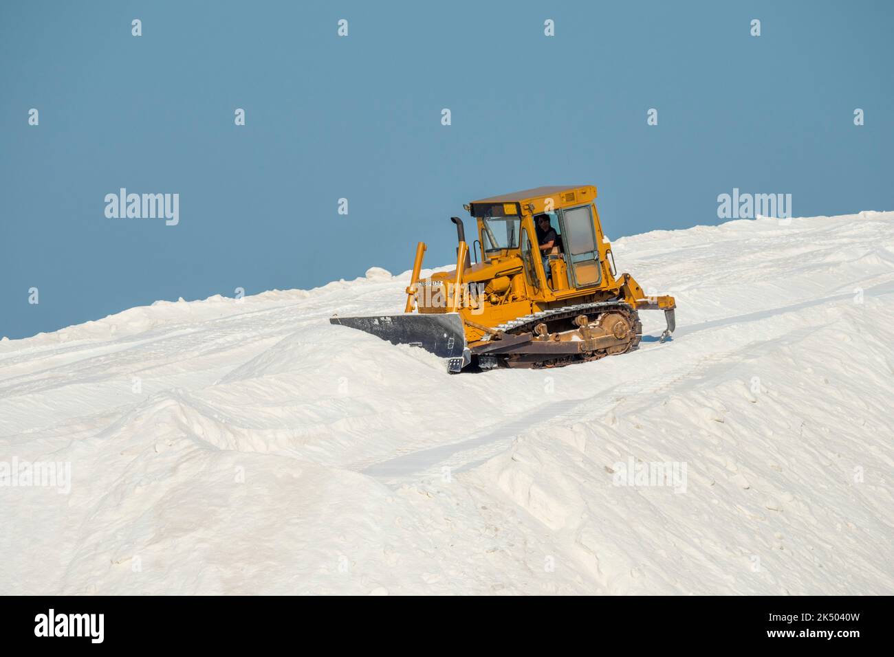 Levelling a sea salt mound, Messolonghi Stock Photo - Alamy