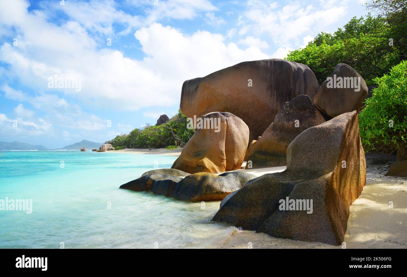 Anse Source d'Argent beach with big granite rocks in sunny day. La ...