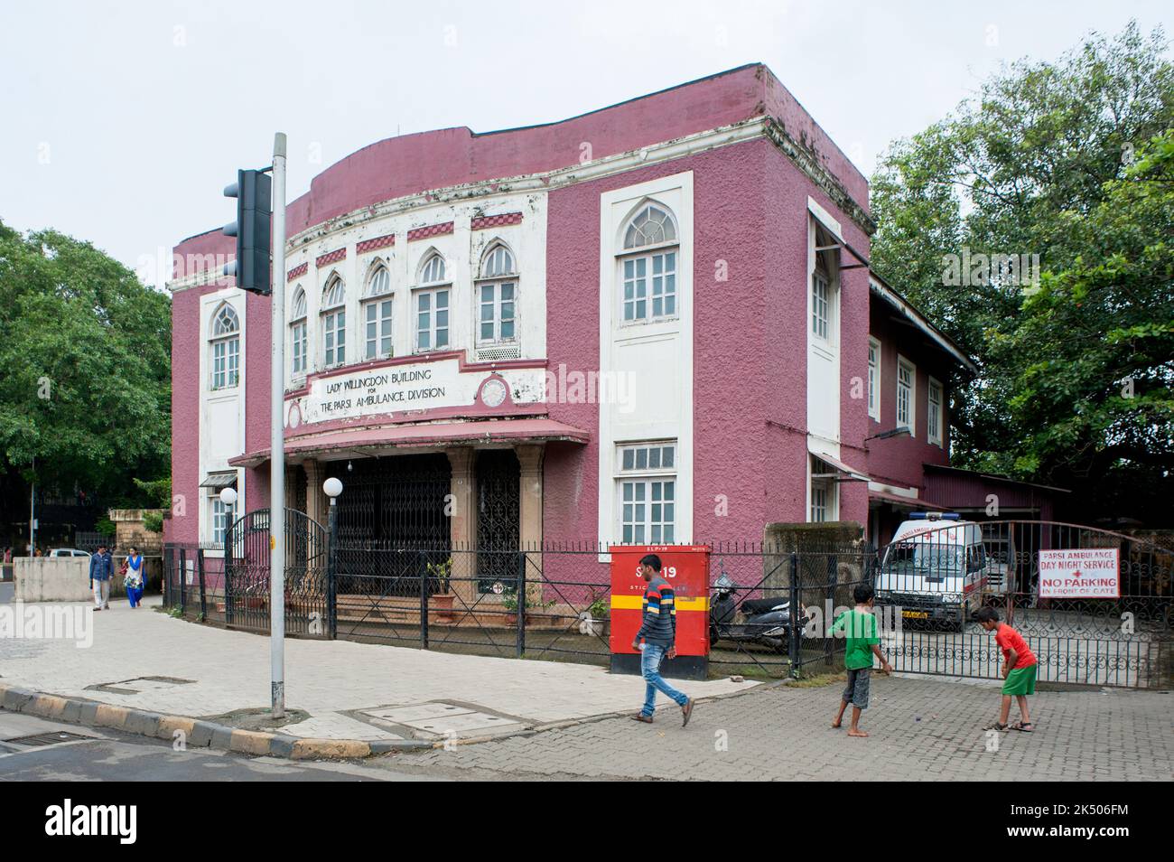 Building of Lady Willingdon building for the Parsi ambulance division ...