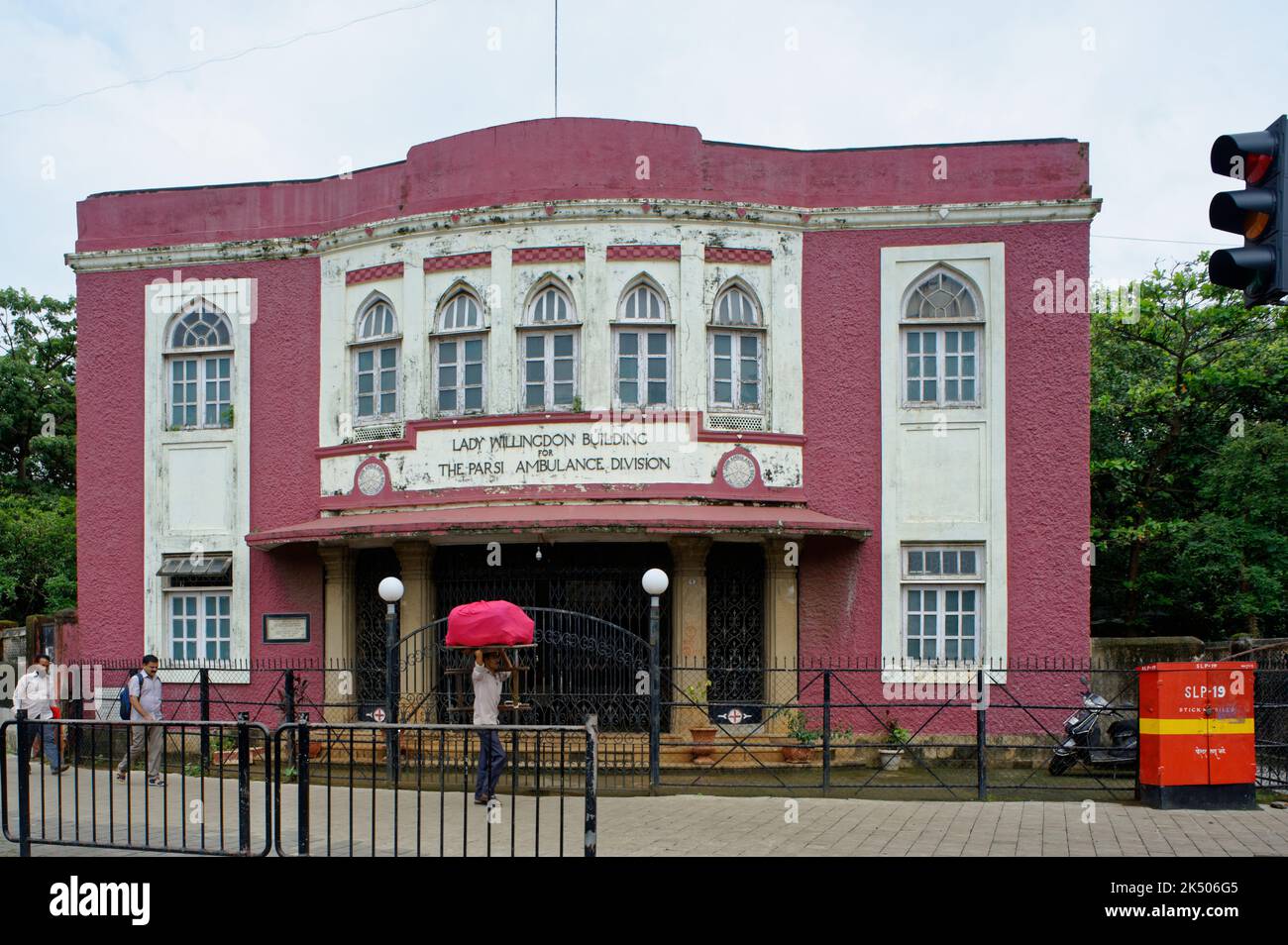 Building of Lady Willingdon building for the Parsi ambulance division ...