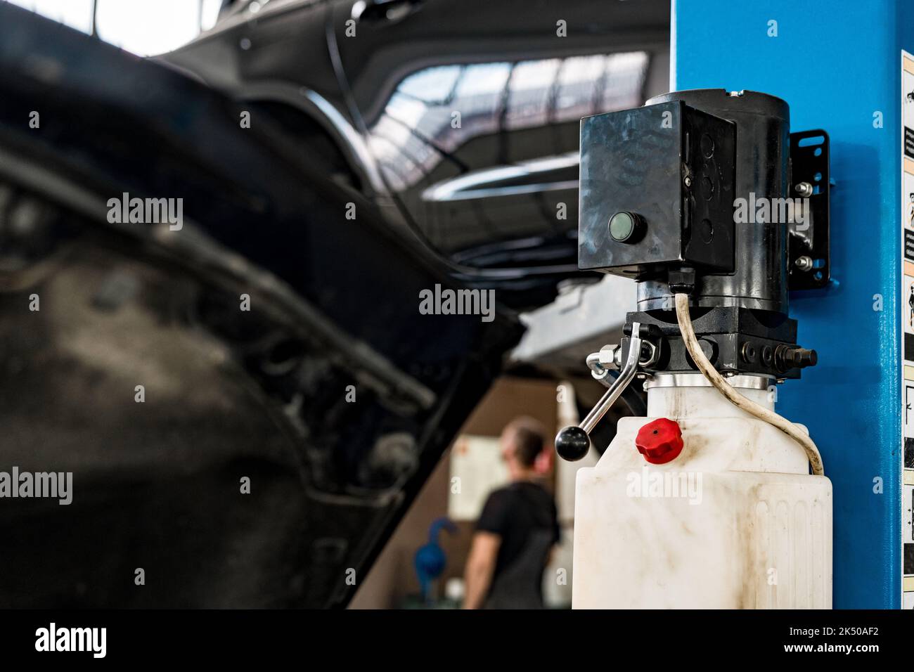 Electric lift cars in hi-res stock photography and images - Alamy