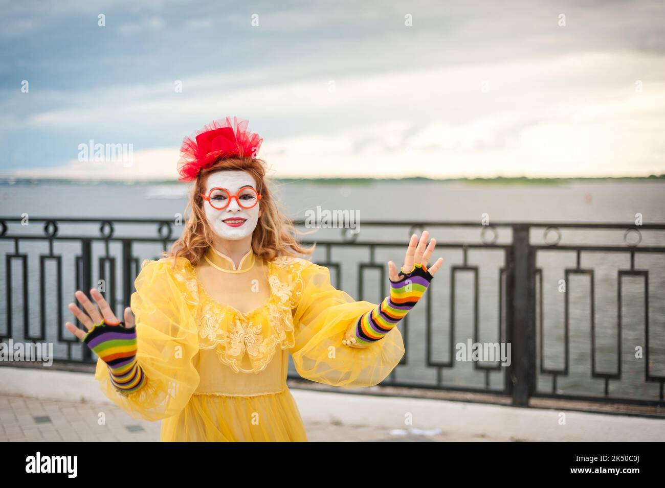 street MIME, trying to float in the air Stock Photo - Alamy
