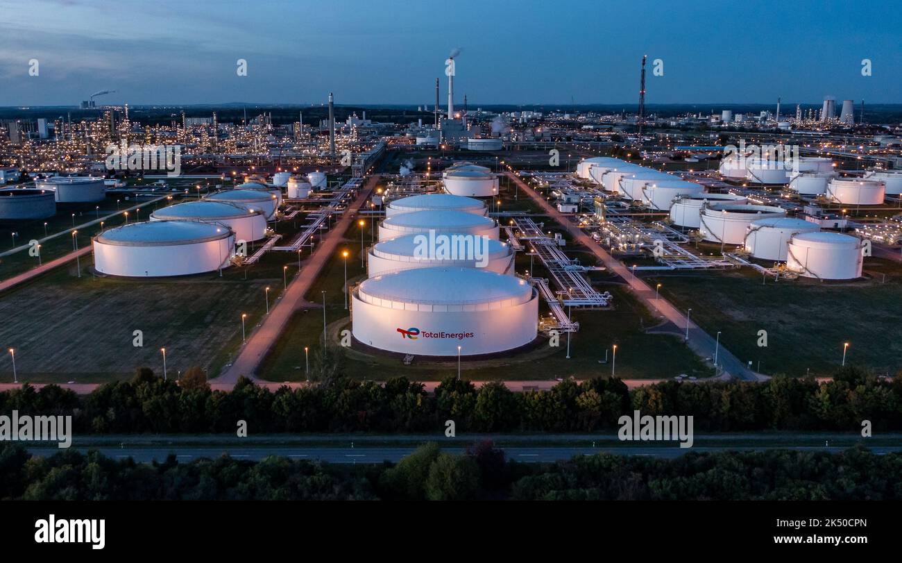 04 October 2022, Saxony-Anhalt, Leuna: Behind the illuminated tank farm ...