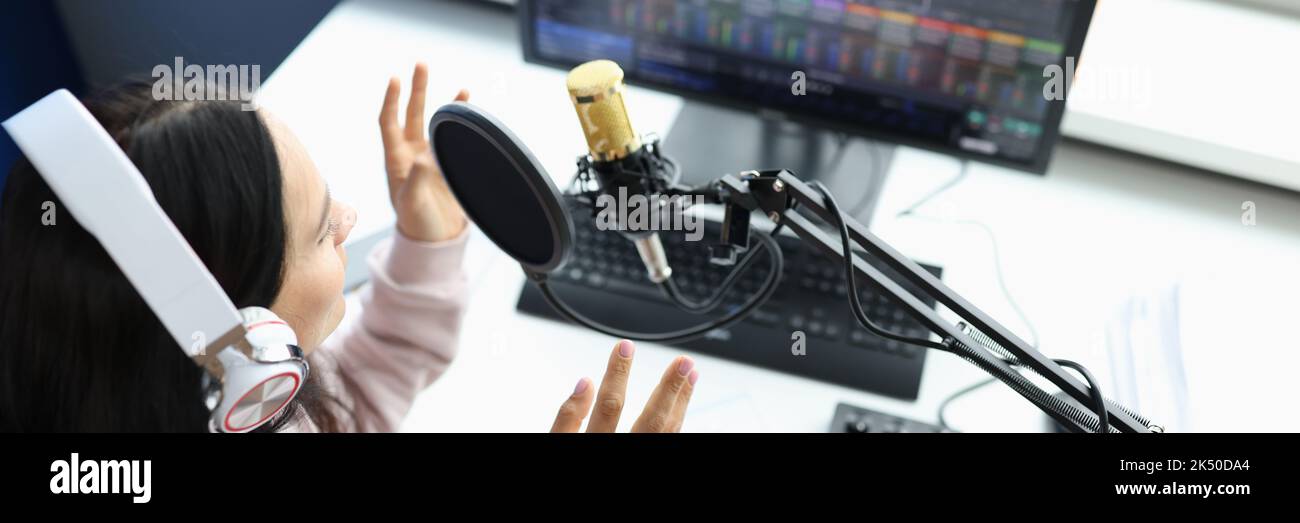 Studio announcer hi-res stock photography and images - Alamy