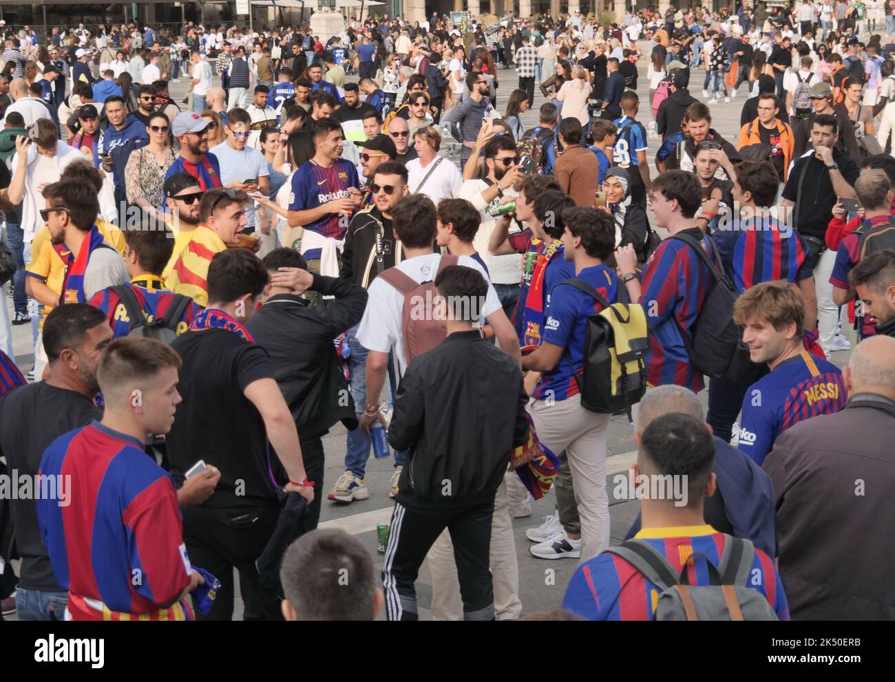 Barcelona football fans in Piazza Duomo Milan before the Champions Cup ...