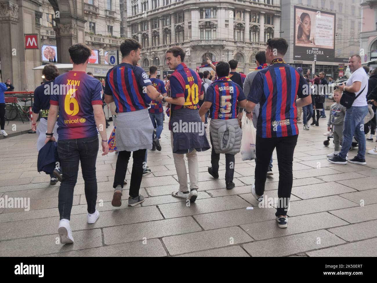 Barcelona football fans in Piazza Duomo Milan before the Champions Cup ...