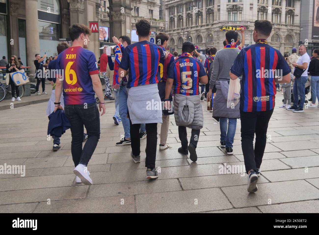 Barcelona football fans in Piazza Duomo Milan before the Champions Cup ...