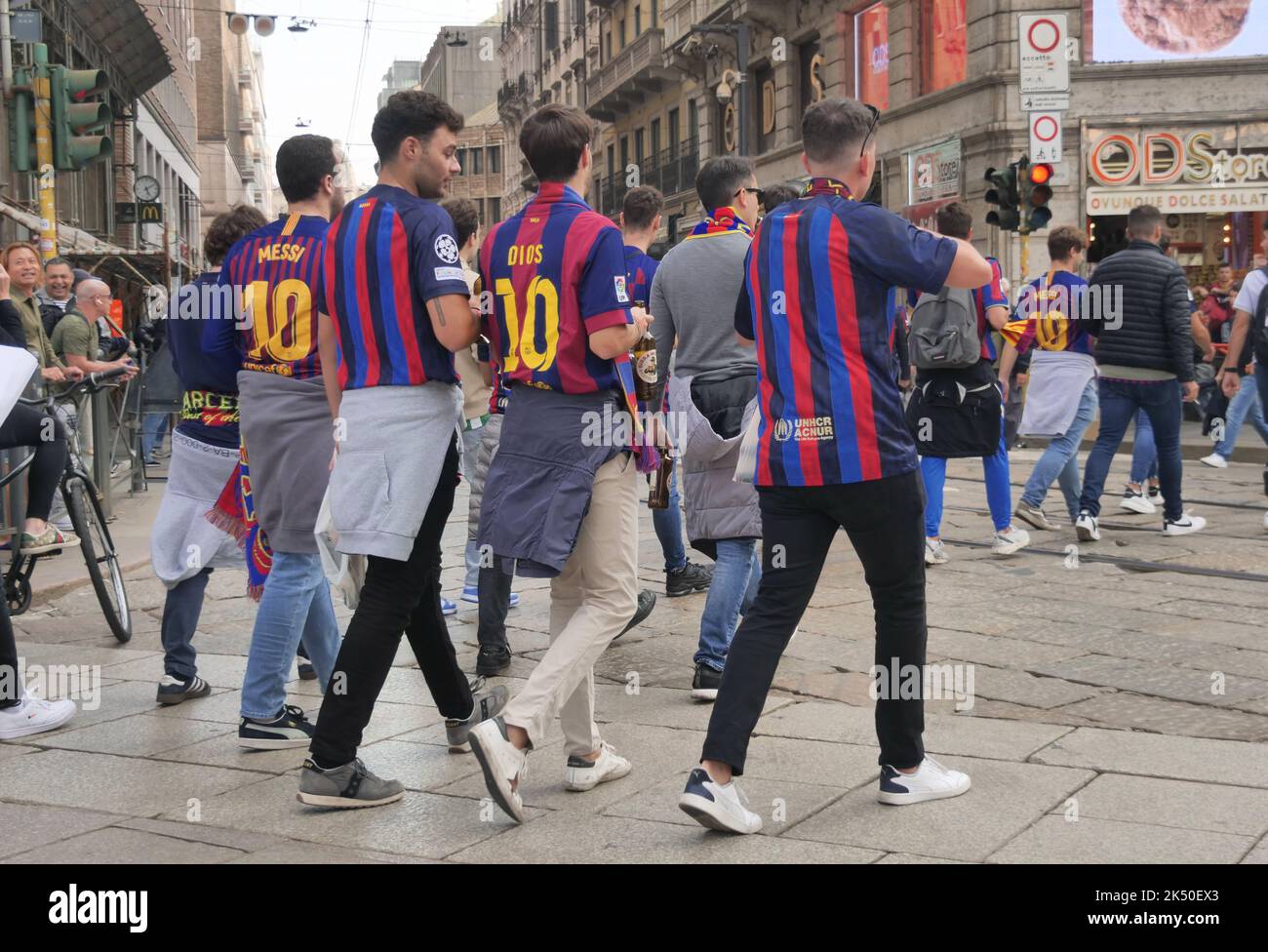 Barcelona football fans in Piazza Duomo Milan before the Champions Cup ...