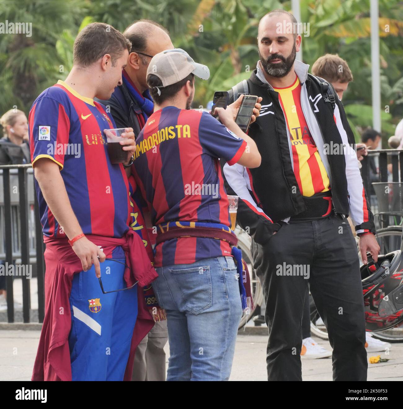 Barcelona football fans in Piazza Duomo Milan before the Champions Cup ...