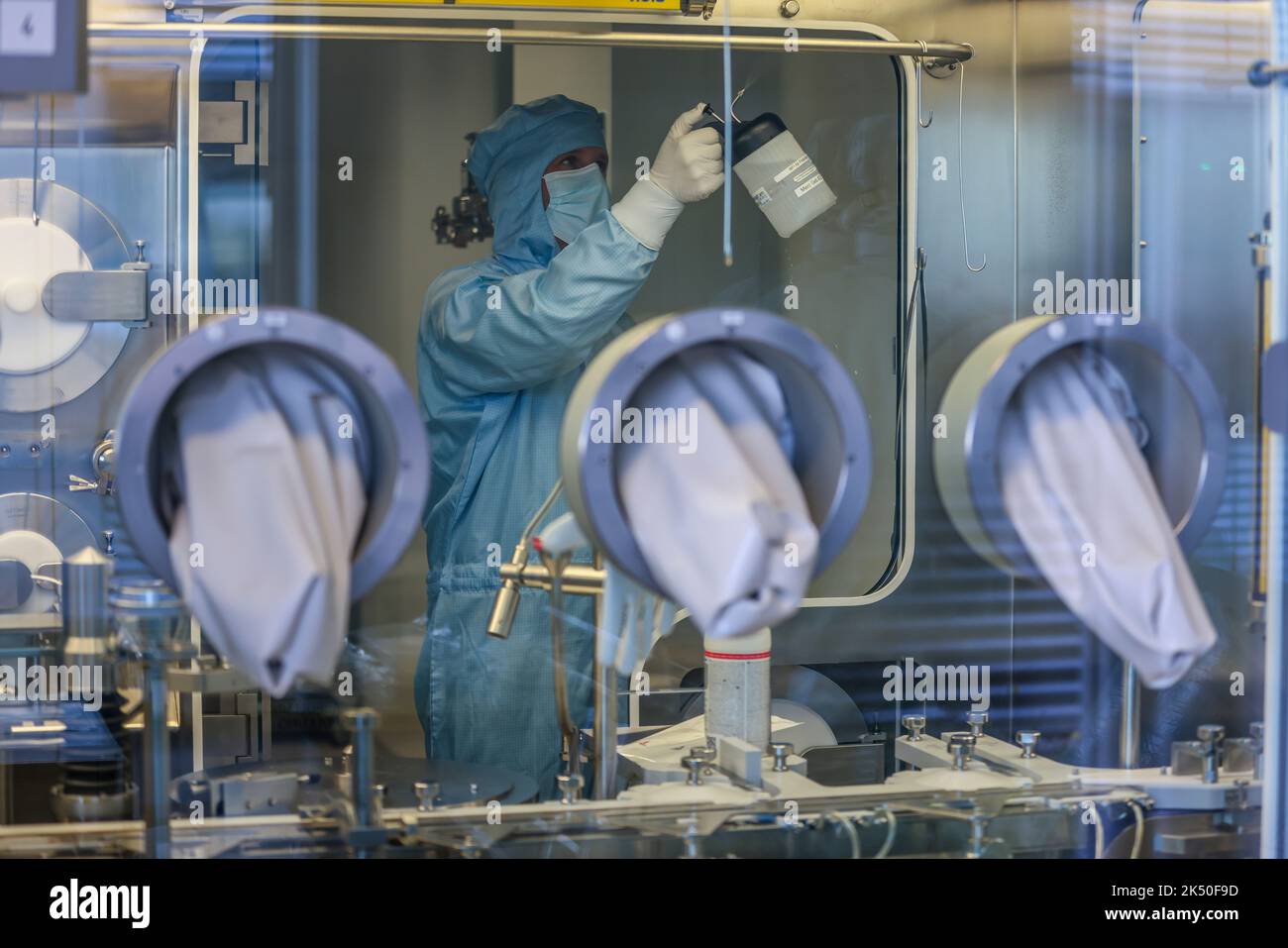 Clean room manufacturing hi-res stock photography and images - Alamy