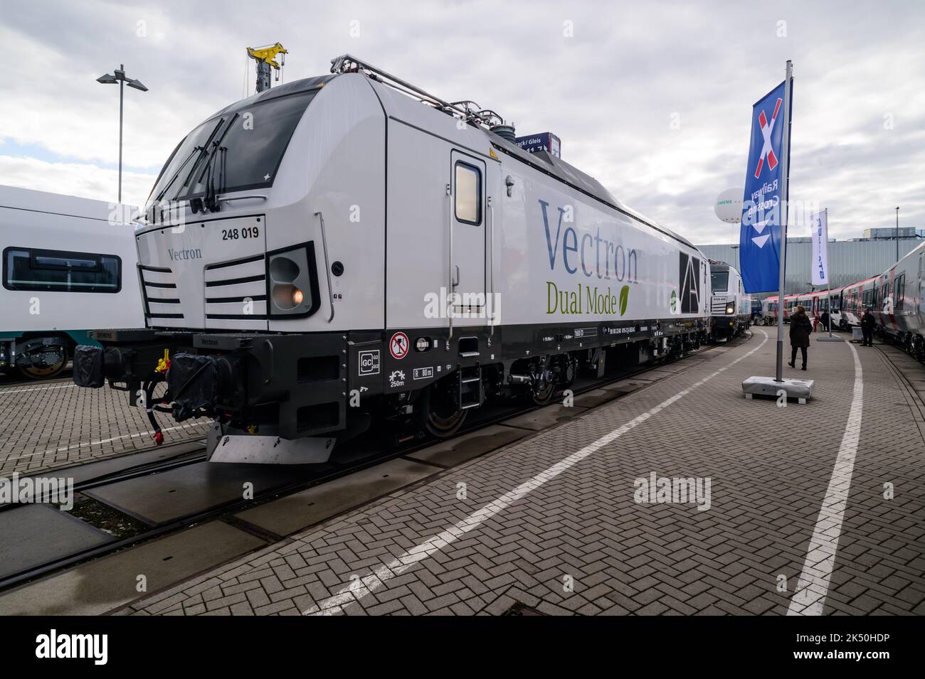 Berlin, Innotrans 2022, Siemens Zweikraftlok Vectron Dual Mode BR 249 ...