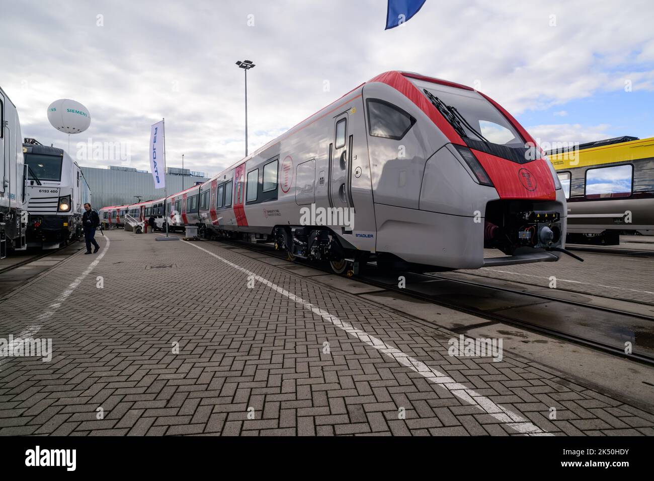 Berlin, Innotrans 2022, Stadler Flirt Trimode für Wales // Berlin ...