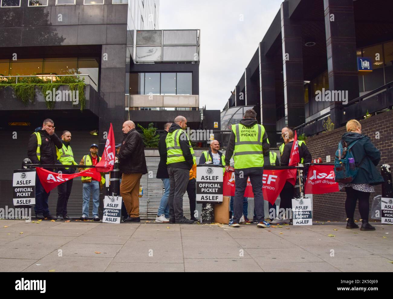 Cross the picket line hi-res stock photography and images - Alamy