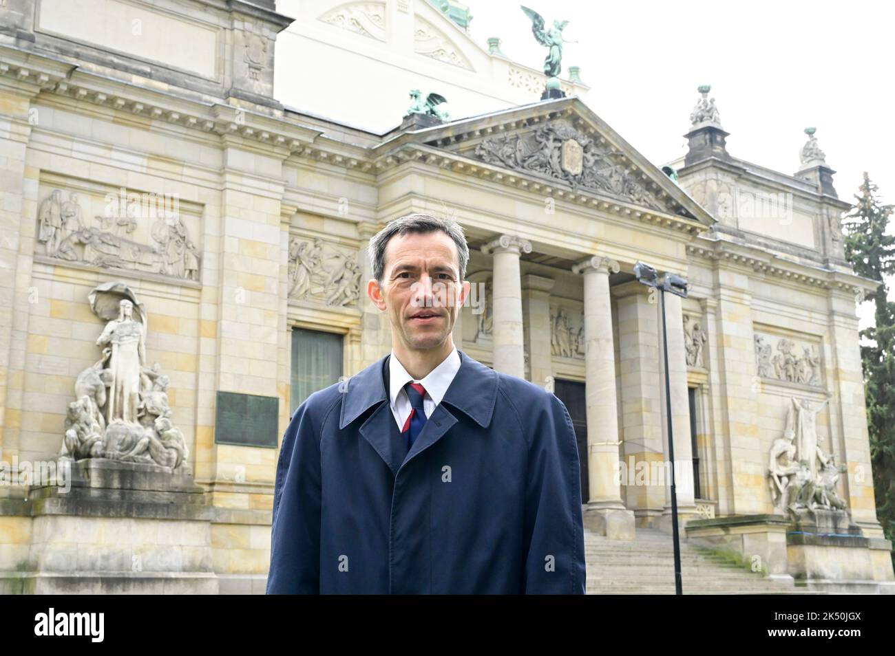 Philip Kiril Prinz von Preußen steht vor der Ruhmeshalle (Oberlausitzer ...