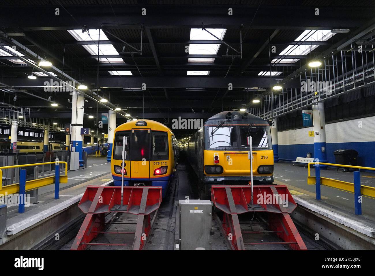 Empty euston station hi-res stock photography and images - Alamy
