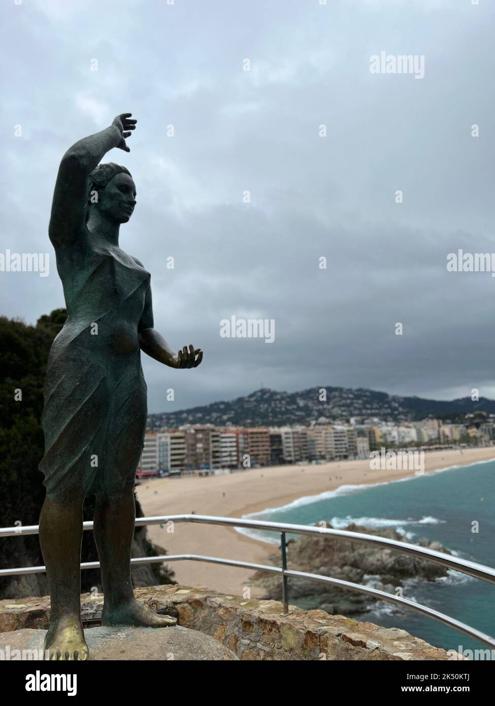 A bronze statue at a viewpoint overlooking the ocean Stock Photo - Alamy