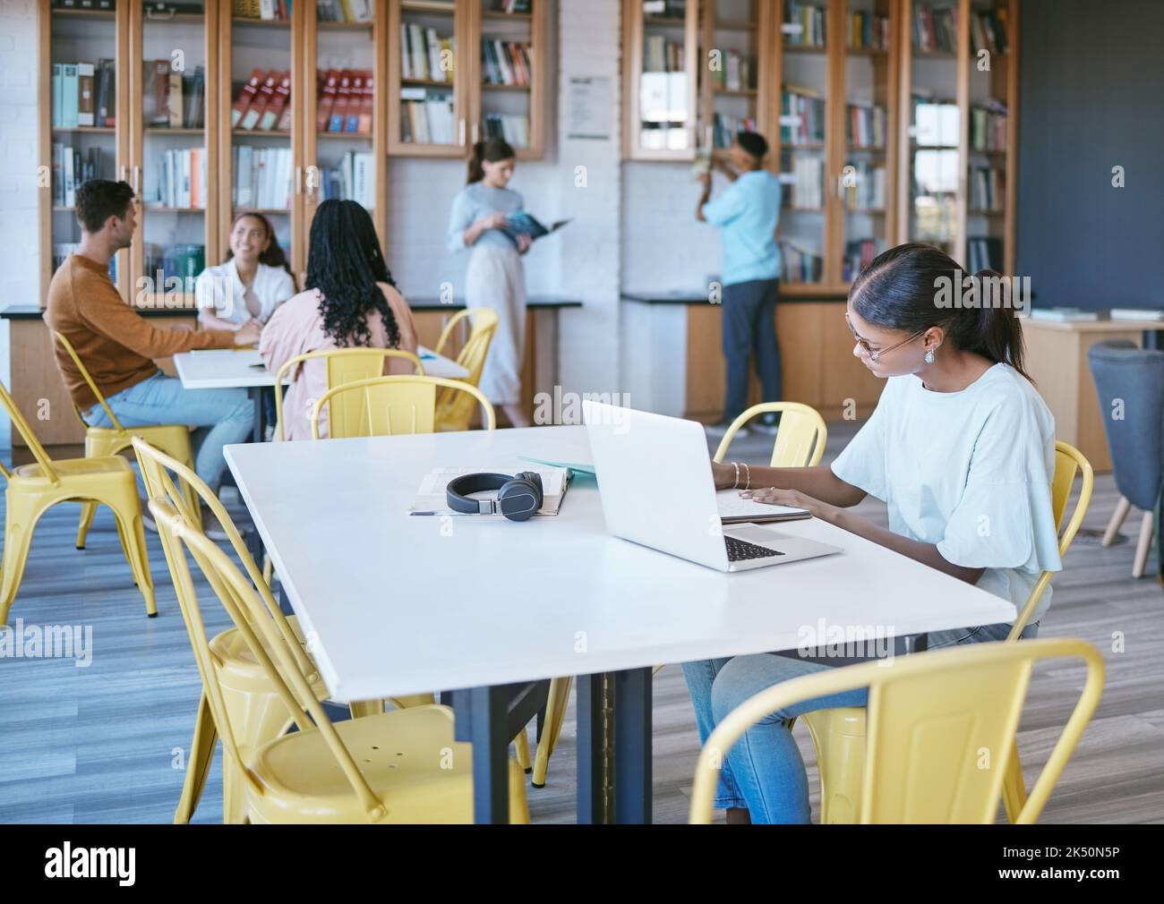 Reading and writing men and women hi-res stock photography and images ...