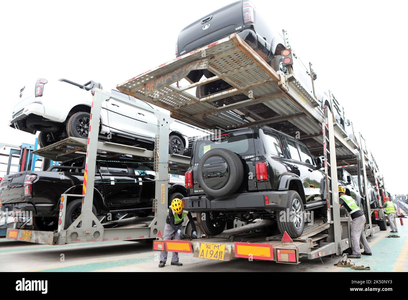 CHONGQING, CHINA - OCTOBER 5, 2022 - Staff members reinforce a shipping ...
