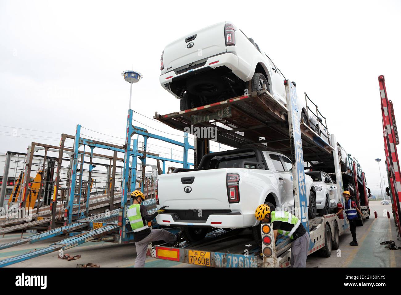 CHONGQING, CHINA - OCTOBER 5, 2022 - Staff members reinforce a shipping ...