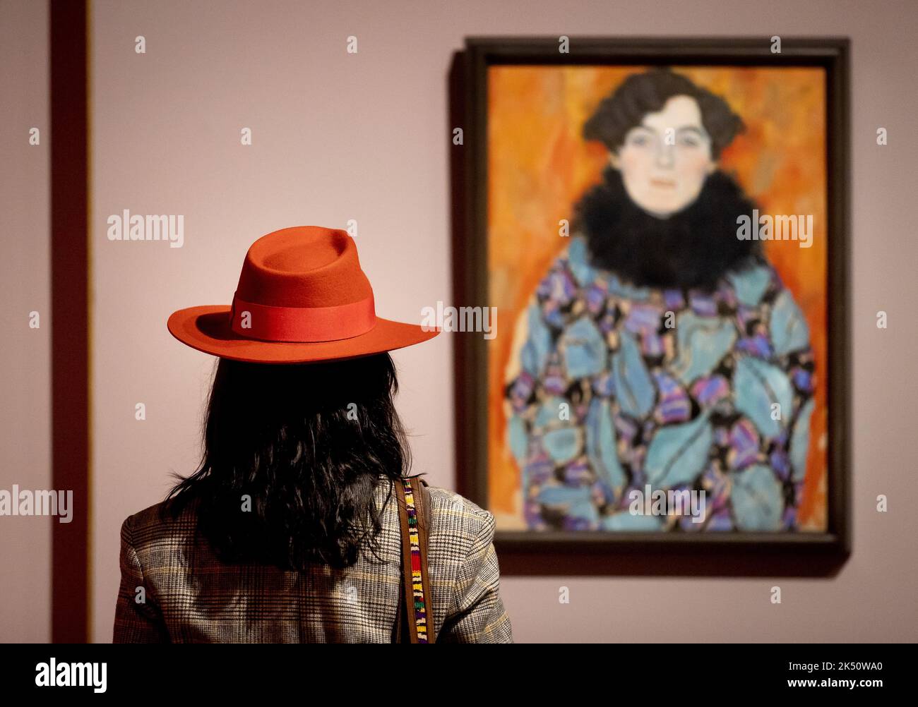 2022-10-05 11:21:42 AMSTERDAM - Visitors during the press preview of ...