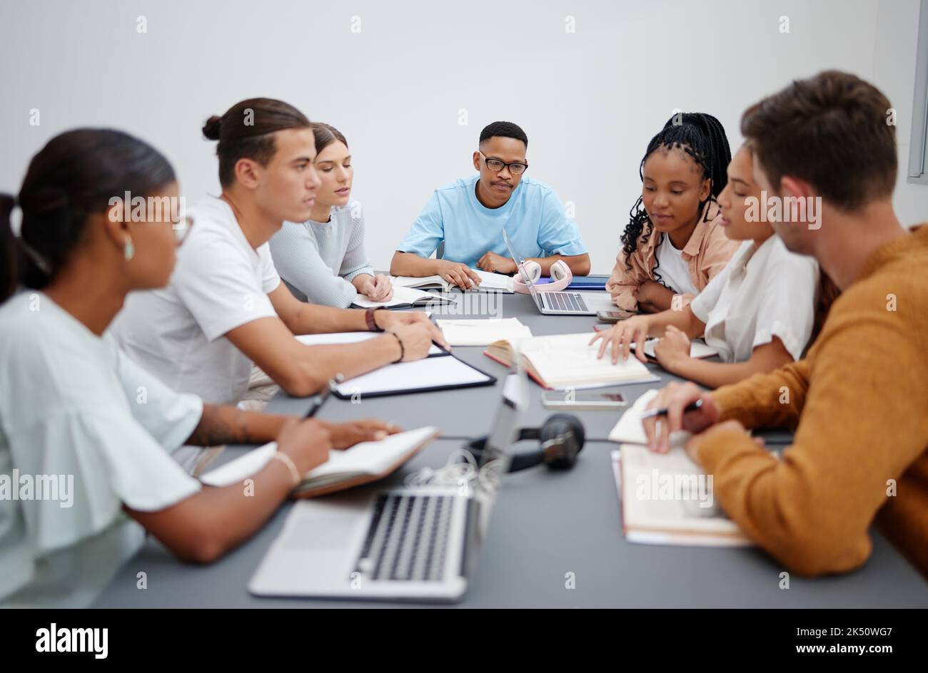 Women in physics group hi-res stock photography and images - Alamy