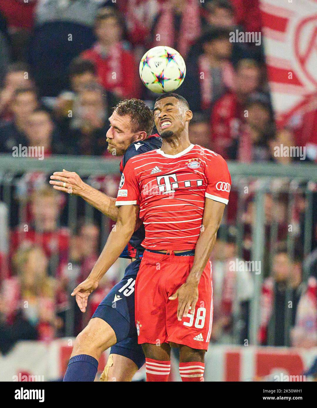 Ryan Gravenberch, FCB 38 compete for the ball, tackling, duel, header ...