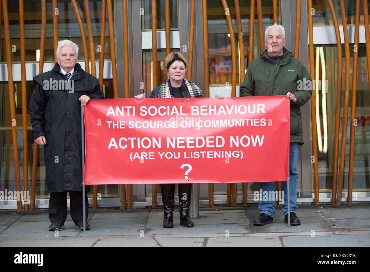 Edinburgh . Scotland, UK. 5th Oct, 2022. Members of the public gather ...