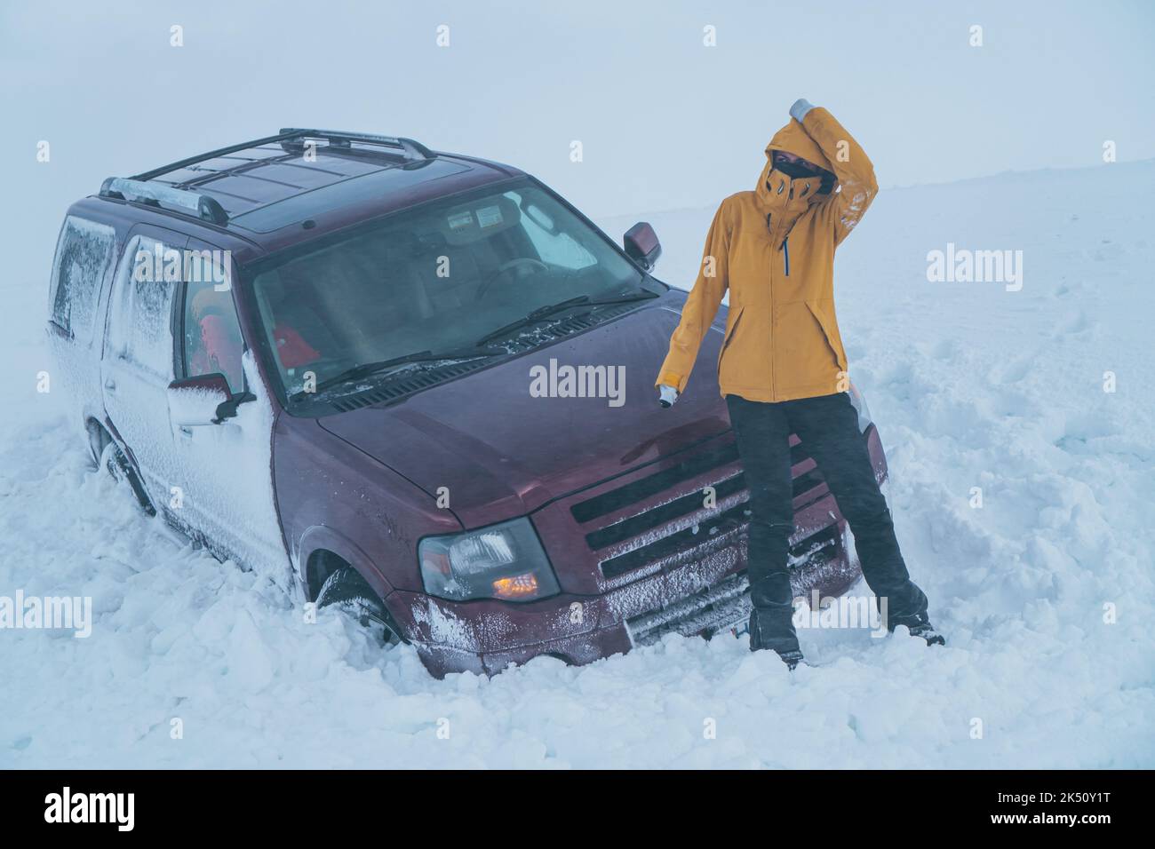 Woman suffered an accident in the snow with her car in the middle of a ...