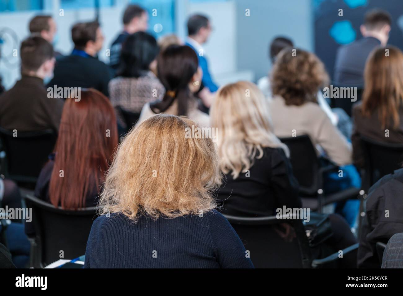 Crowded auditorium hi-res stock photography and images - Alamy