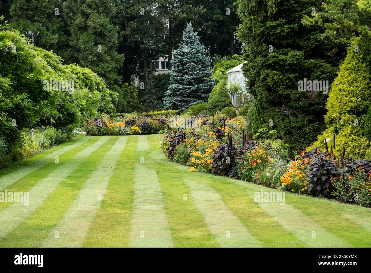Beautiful lawn hi-res stock photography and images - Alamy