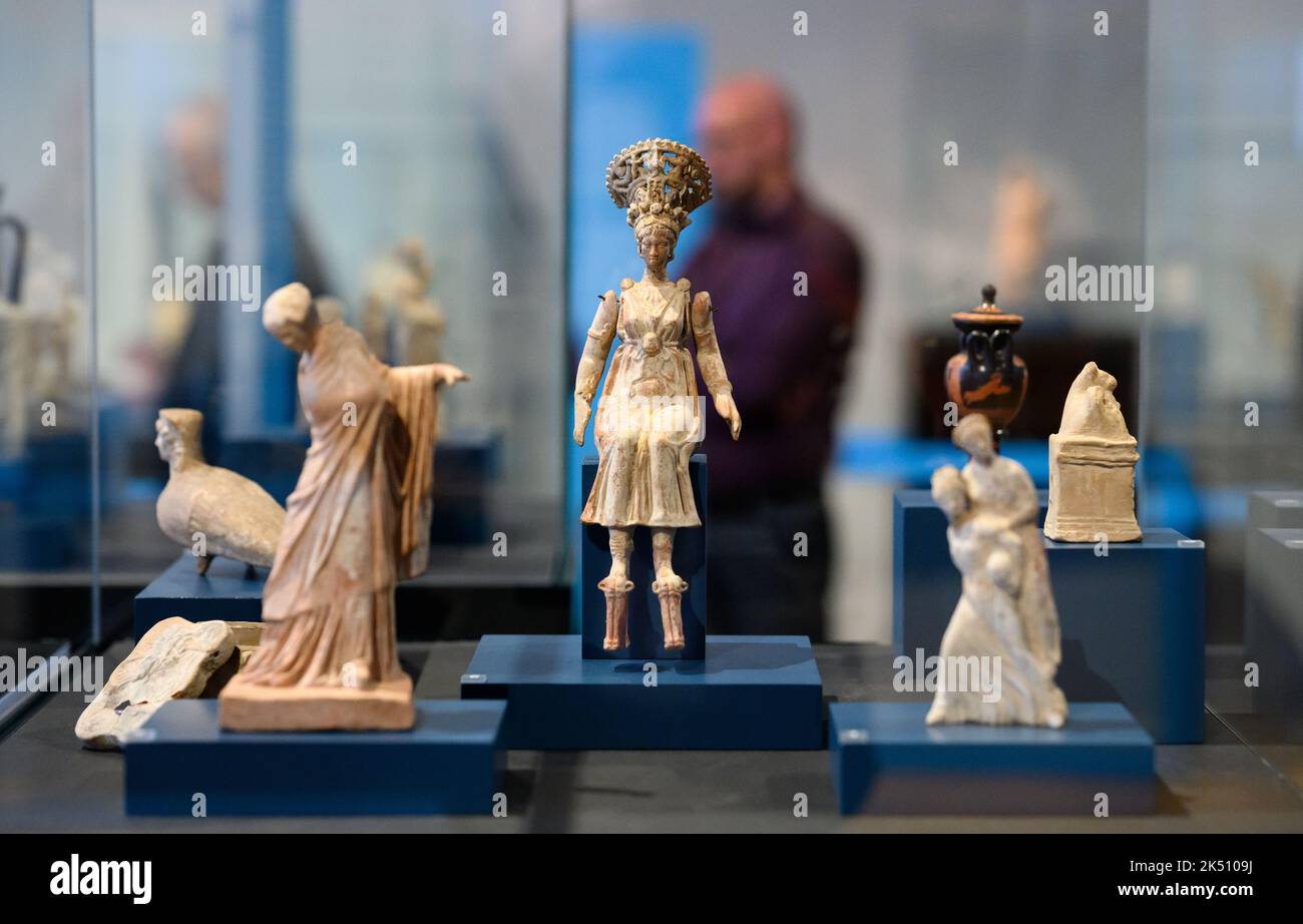 Berlin, Germany. 05th Oct, 2022. Clay figurines stand in the exhibition ...