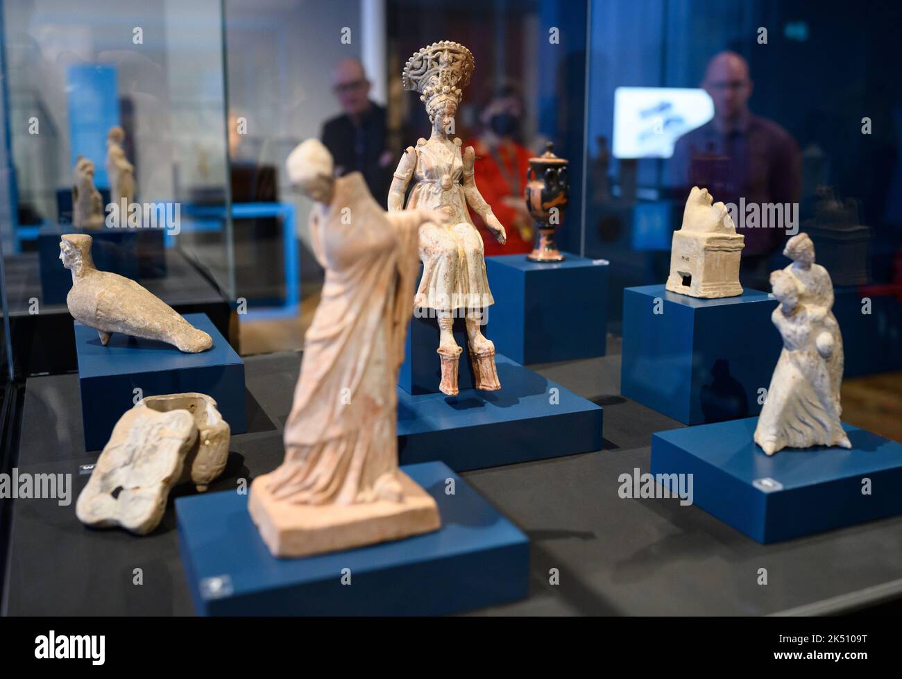 Berlin, Germany. 05th Oct, 2022. Clay figurines stand in the exhibition ...