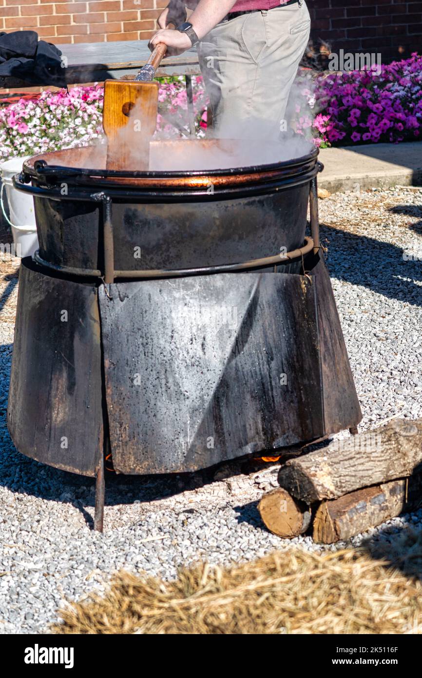 Open pan kettle hi-res stock photography and images - Alamy