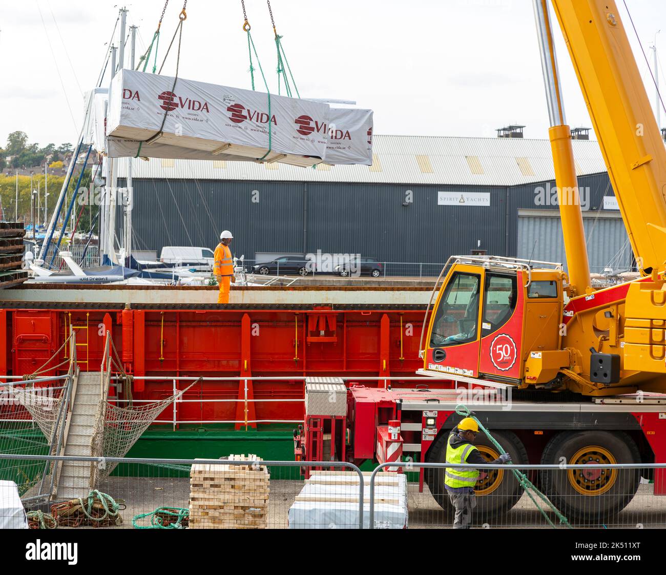 Vida timber cargo unloaded from Anglo Norden ship Suntis, Wet Dock ...