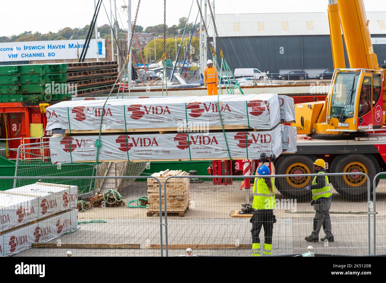 Vida timber cargo unloaded from Anglo Norden ship Suntis, Wet Dock ...