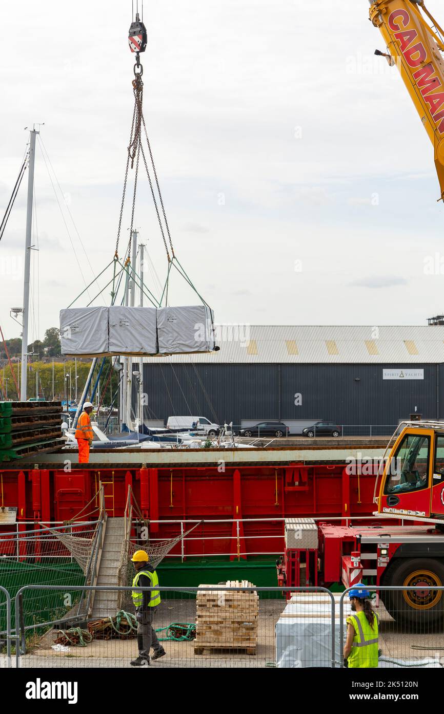 Vida timber cargo unloaded from Anglo Norden ship Suntis, Wet Dock ...
