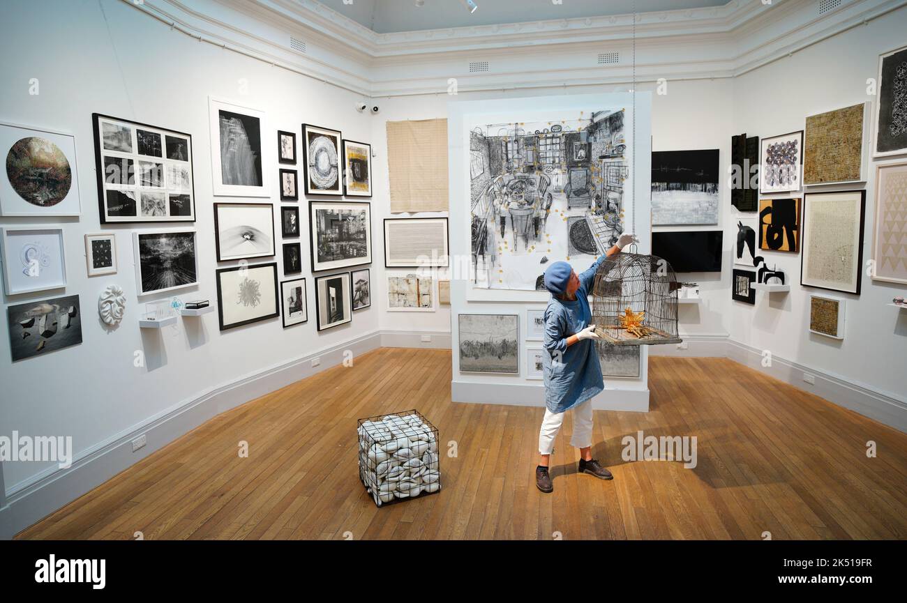 Gallery technician 2022 hi-res stock photography and images - Alamy